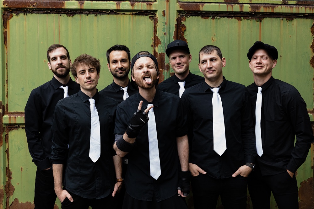 Destination Anywhere mit “Loser-Hymne (Halb so gut wie du)” die Hymne ...