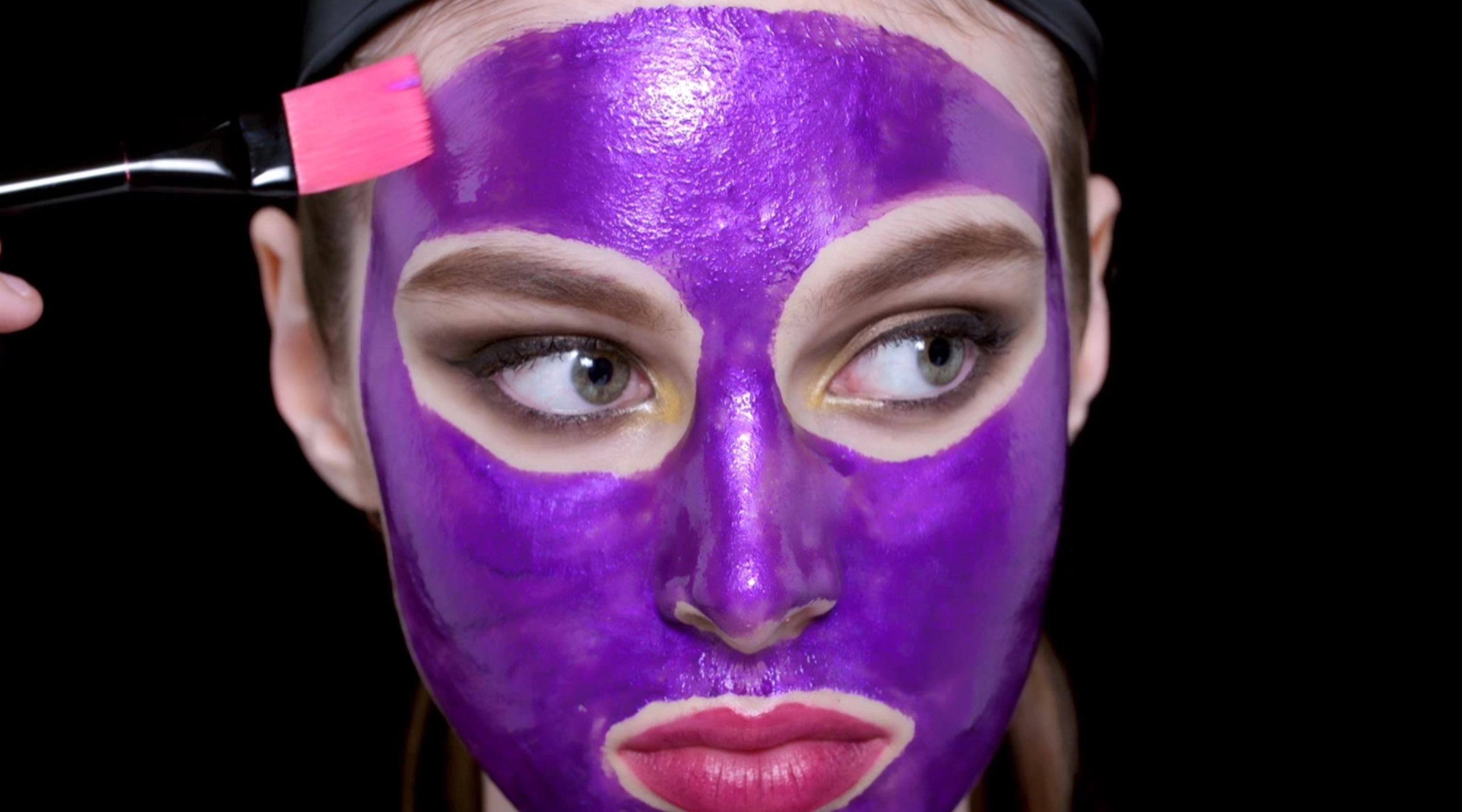 ktom01b.02b-omg-purple-face-mask-2- – Promi und Eventfotos